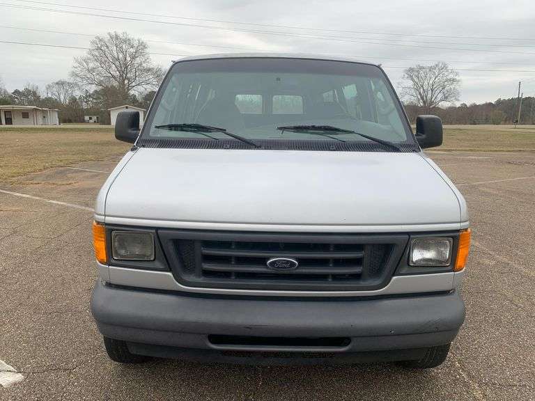 2005 Ford Econoline 15 Passenger Van (208,438 Miles) - JJ Merchant
