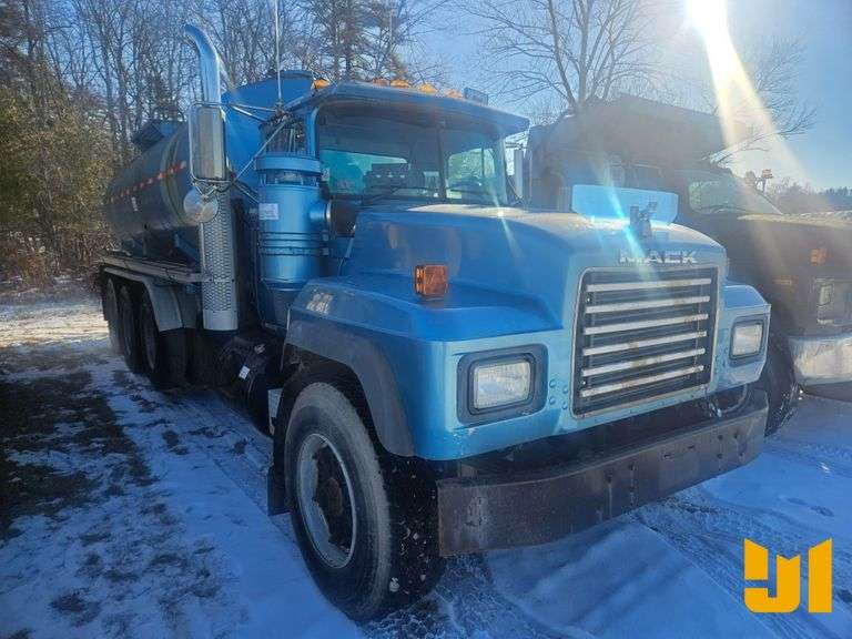 1999 MACK RD600 VIN: 1M3P114K8XM001985 T/A TANK TRUCK - Jeff Martin Auctioneers, Inc.