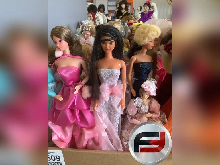 14 DOLLS, MADAME ALEXANDER AND BARBIE - Freije & Freije Auctioneers