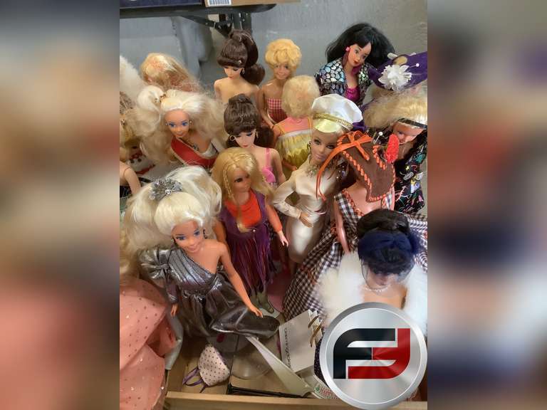 15 LOOSE DOLLS ON STANDS, MADAME ALEXANDER AND BARBIE - Freije & Freije ...