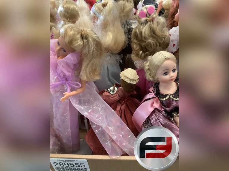 15 DOLLS ON STANDS. MADAME ALEXANDER AND BARBIE - Freije & Freije ...