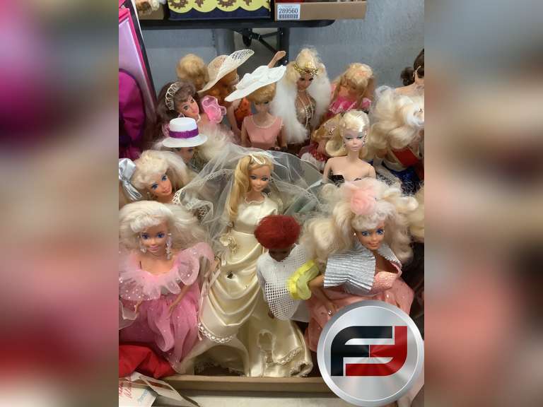 16 LOOSE DOLLS ON STANDS, MADAME ALEXANDER AND BARBIE - Freije & Freije ...
