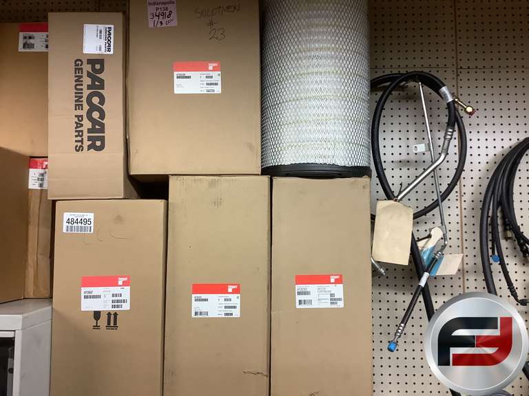 5 FLEETGUARD, 1 PACCAR AIR FILTERS - Freije & Freije Auctioneers