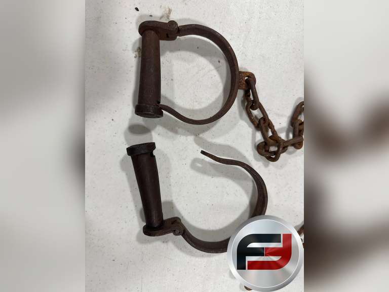 VINTAGE SHACKLES AND CHAIN. NO KEY. - Freije & Freije Auctioneers