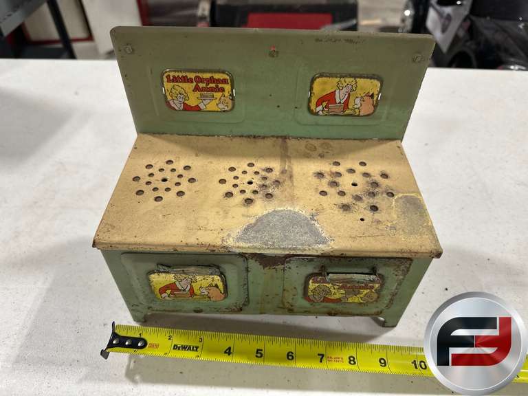 LITTLE ORPHAN ANNIE TIN TYPE TOY STOVE - Freije & Freije Auctioneers
