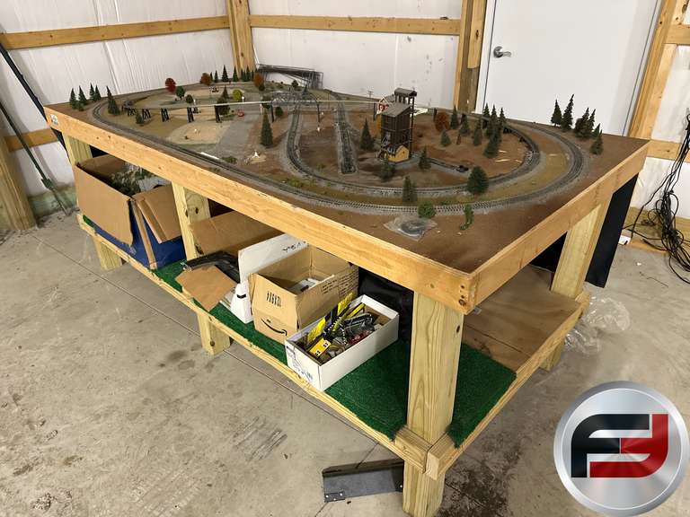 TRAIN TABLE LAYOUT WITH 3 BOXES OF ACCESSORIES - Freije & Freije ...