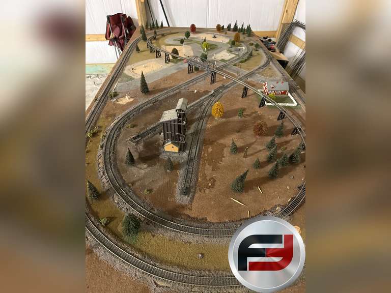 TRAIN TABLE LAYOUT WITH 3 BOXES OF ACCESSORIES - Freije & Freije ...