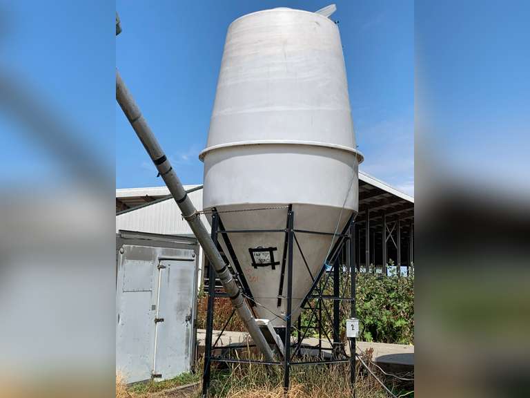 6 Ton Poly Bin w/ Auger - Kreeger & Associates