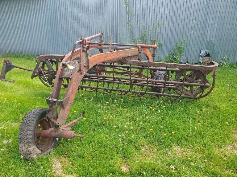New Idea No. 400 Hayrake w/homemade dolly - Kramer Auction LLC