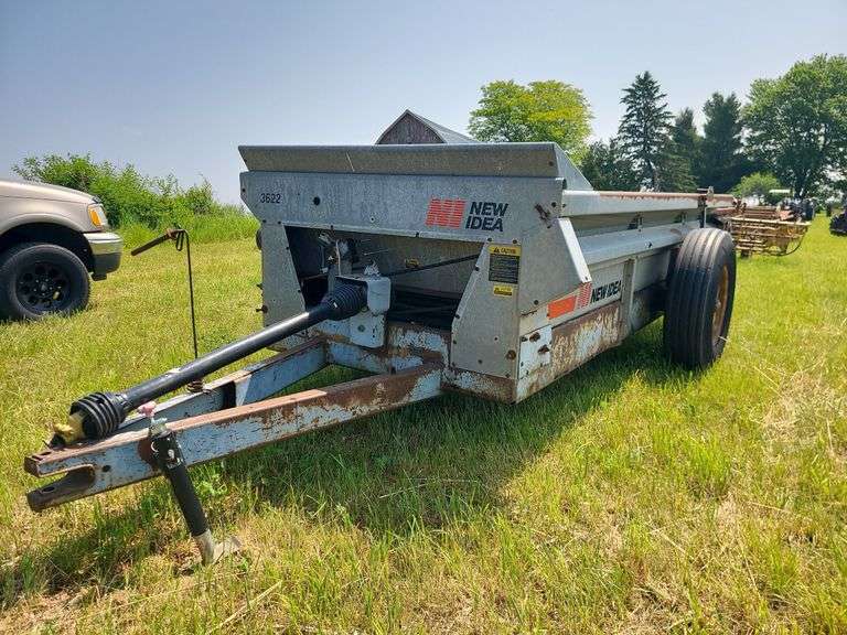 New Idea 3622 Manure Spreader - Kramer Auction LLC