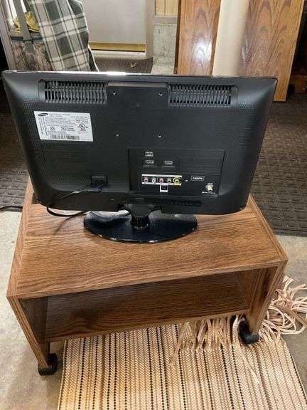 Samsung 18 inch TV with stand - Legacy Auction Company