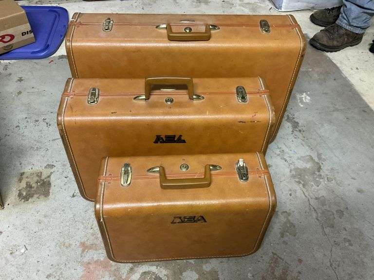 Luggage set - Legacy Auction Company
