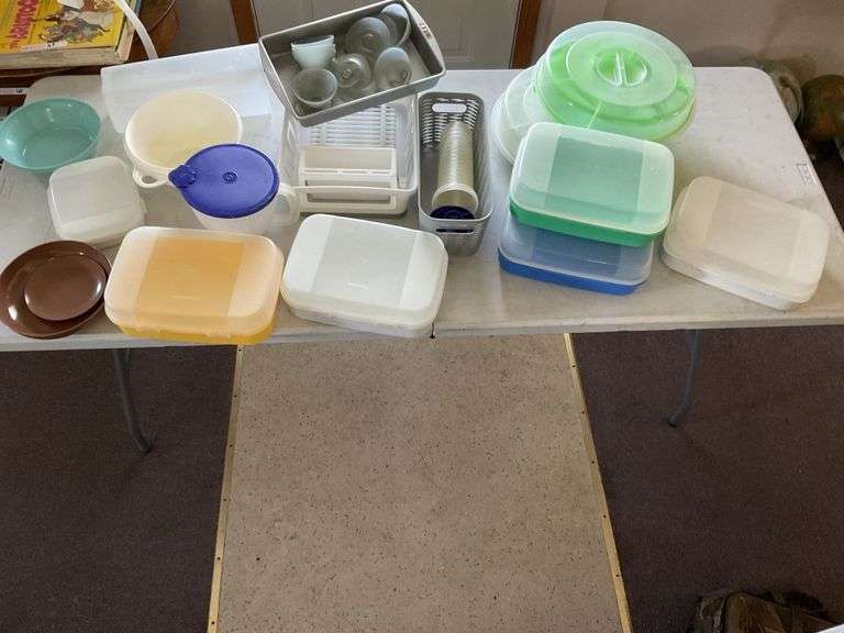 Assorted plasticware and Tupperware - Legacy Auction Company