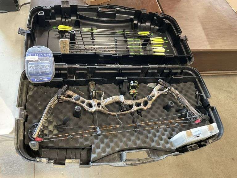 Hoyt vectrix compound bow w/arrows broad heads - Legacy Auction Company