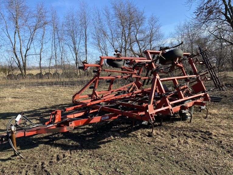 International 4800 vibra shank - Legacy Auction Company