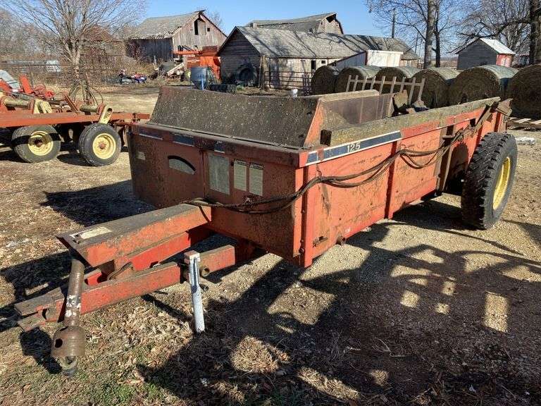 International? 125 manure spreader - Legacy Auction Company