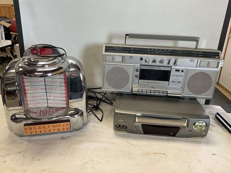 Sanyo VCR, portable stereo radio, jukebox radio - Legacy Auction Company