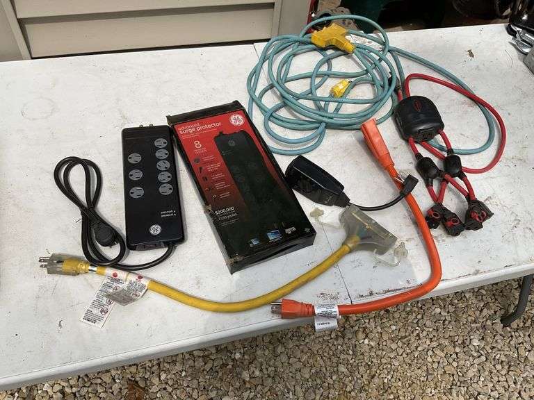 Assorted electrical splitters - Legacy Auction Company