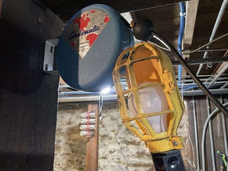 Retractable trouble light - Legacy Auction Company