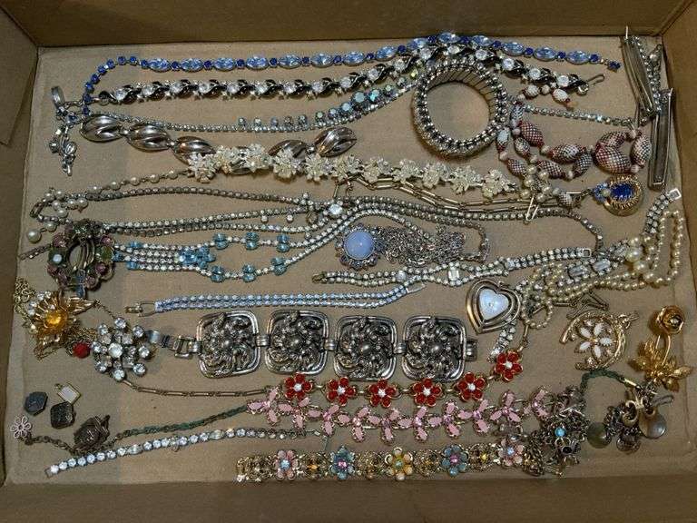 Vintage jewelry - Legacy Auction Company