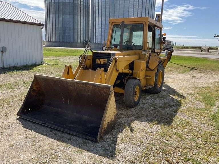 1972 Massey Ferguson backhoe loader. 6761 hrs. - Legacy Auction Company