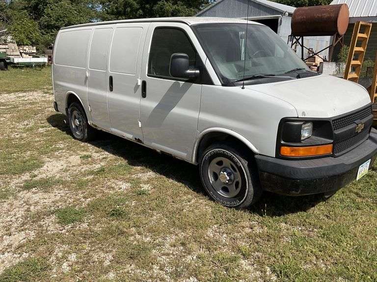 2004 Chevrolet express G 1500 van. Air works runs - Legacy Auction Company