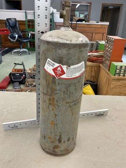 Acetylene tank. Full - Legacy Auction Company