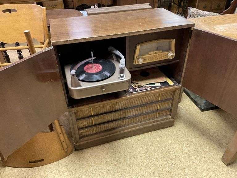 Antique stereo cabinet with radio and turntable - Legacy Auction Company