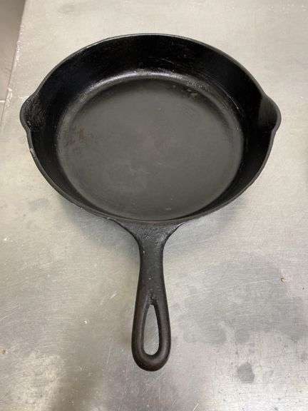 Griswold number 8 cast iron skillet - Legacy Auction Company