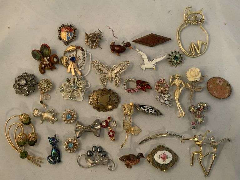 Vintage pins - Legacy Auction Company