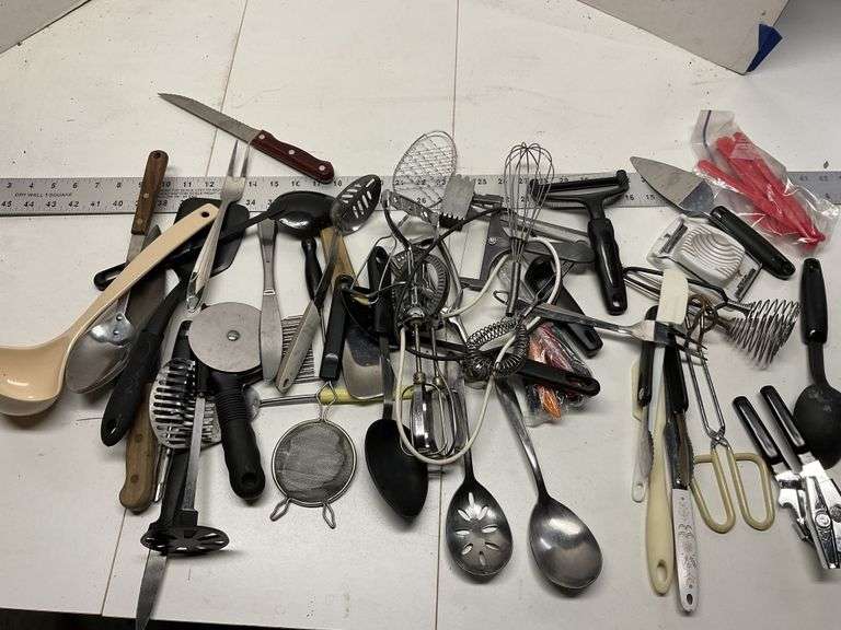 Miscellaneous kitchen utensils - Legacy Auction Company