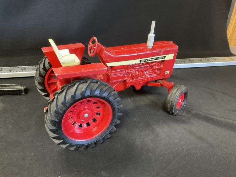 International Farmall 856 tractor - Legacy Auction Company