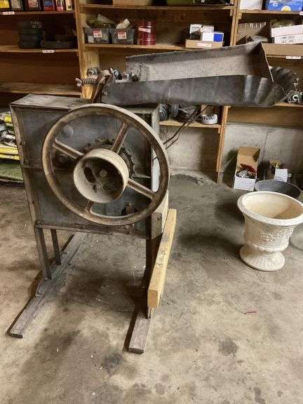 New Idea corn sheller - Legacy Auction Company
