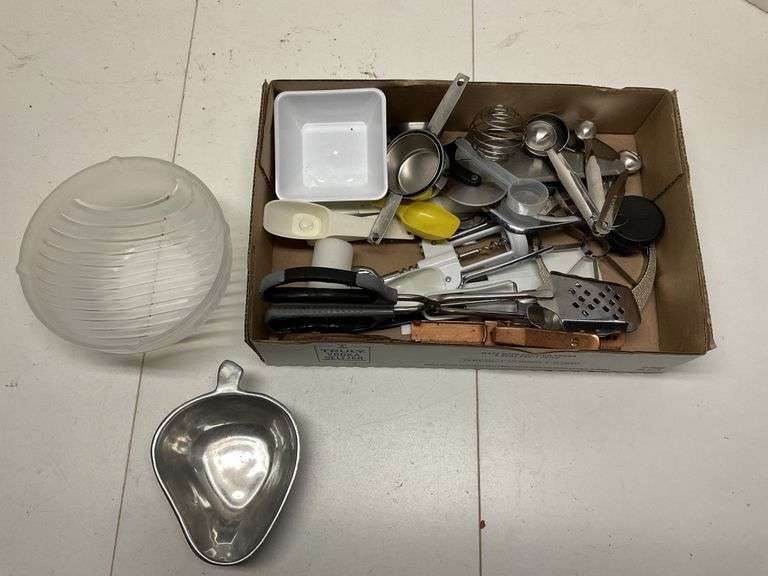 Miscellaneous kitchen utensils - Legacy Auction Company