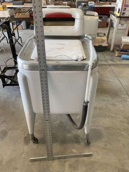 Maytag electric ringer washer - Legacy Auction Company
