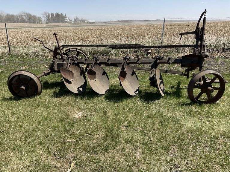 International disc plow - Legacy Auction Company