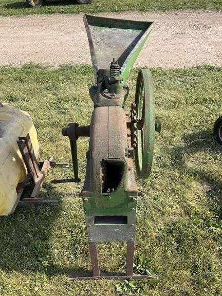 Vintage John Deere corn Sheller - Legacy Auction Company