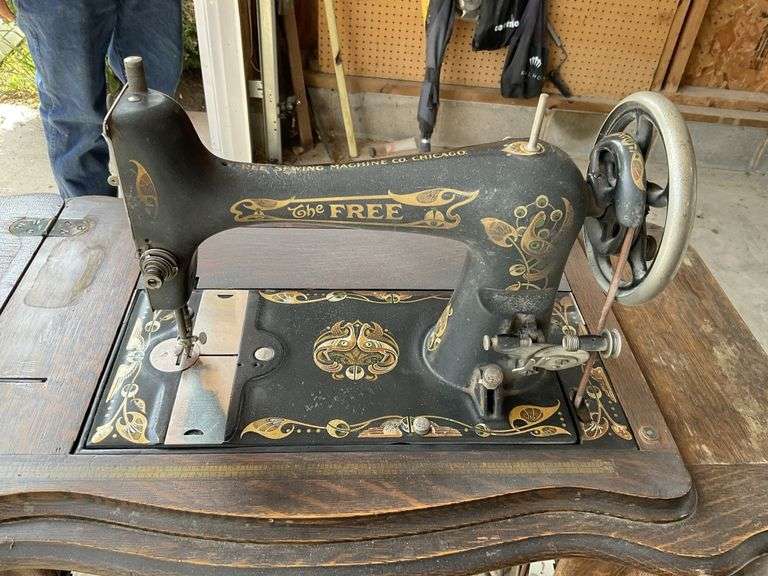 Antique THE FREE Sewing machine - Legacy Auction Company