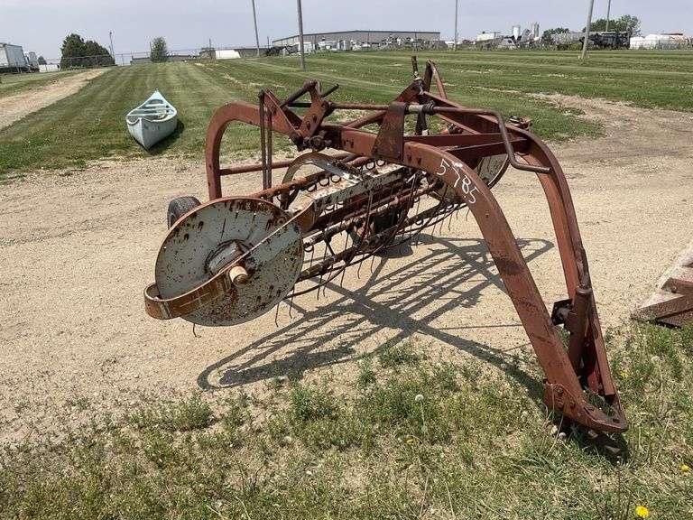 IH 7’ hay rake - Legacy Auction Company