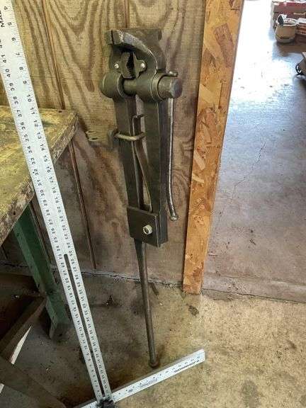 Vintage post vise - Legacy Auction Company