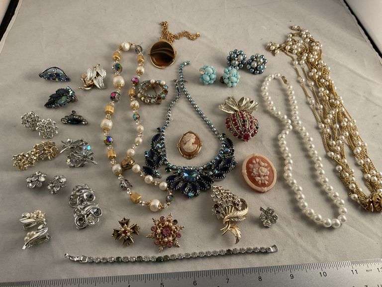 Vintage jewelry, several missing stones - Legacy Auction Company