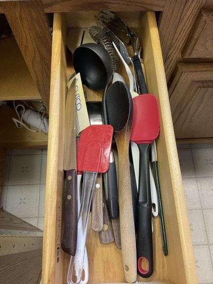 Kitchen utensils, bring box - Legacy Auction Company
