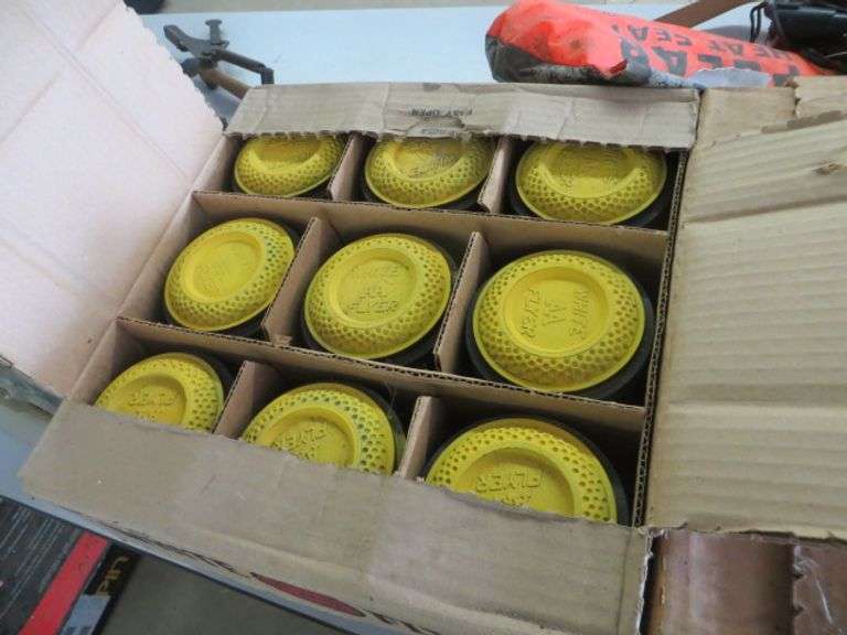 White Flyer Clay Pigeons/Rabbit - 135/box - Lambrecht Auction, Inc.