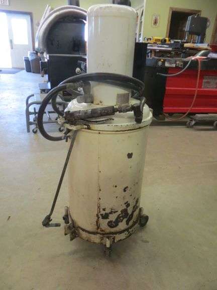 ARO Pneumatic Grease Gun - Lambrecht Auction, Inc.