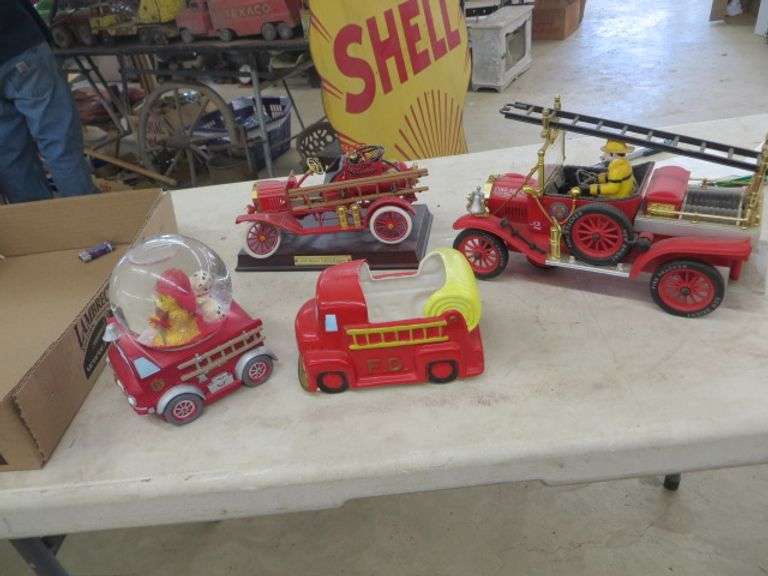 Plastic Fire trucks, Snow globe, Ceramic Fire truck - Lambrecht Auction ...