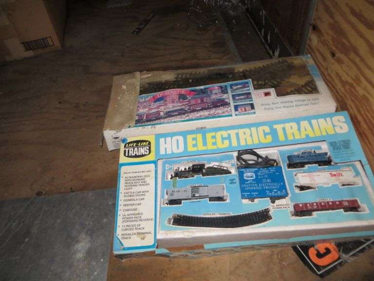 HO Train Set, Holiday Train Set - Lambrecht Auction, Inc.