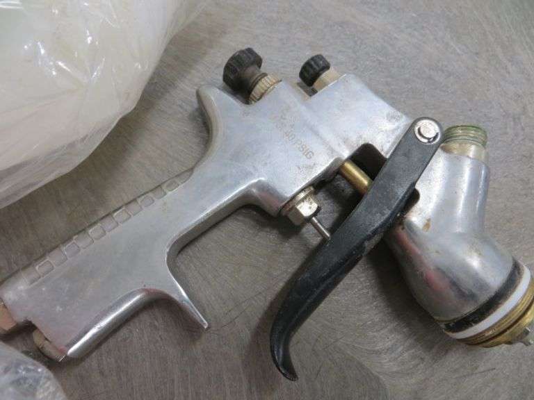 Husky Gravity Feed Spray Gun - Used - Lambrecht Auction, Inc.