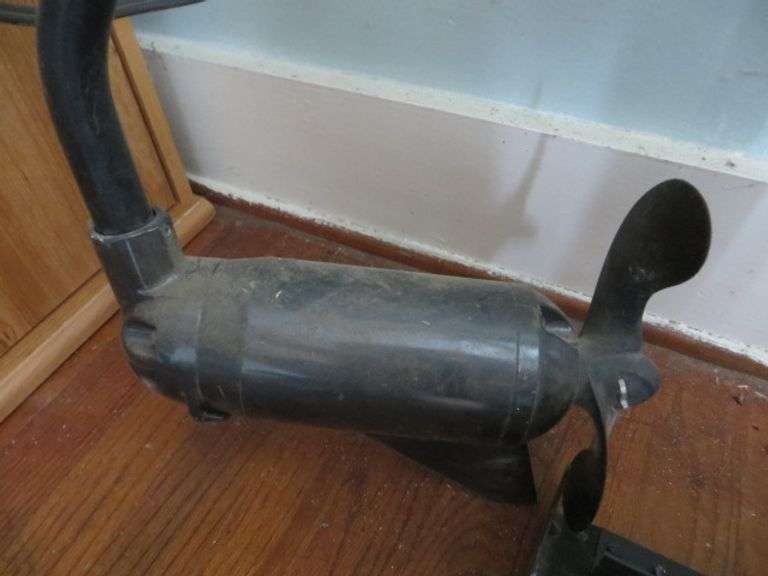 Johnson 12 Volt Trolling Motor - Lambrecht Auction, Inc.