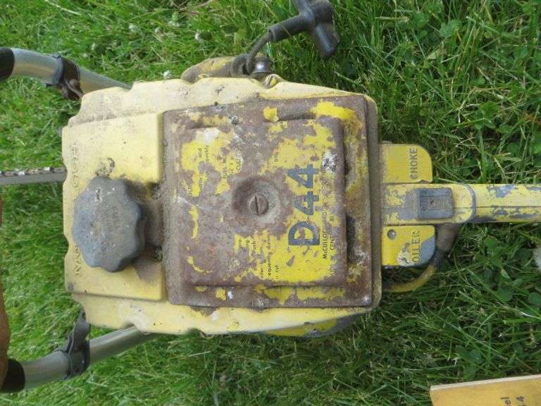 McCulloch D44 Chainsaw - Lambrecht Auction, Inc.