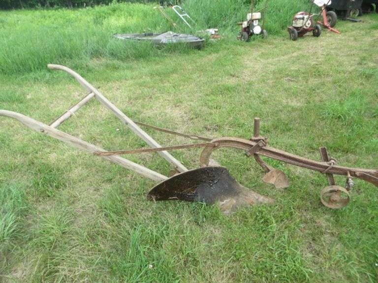 Syracuse Chilled Plow Co. Horse Drawn Plow - Lambrecht Auction, Inc.